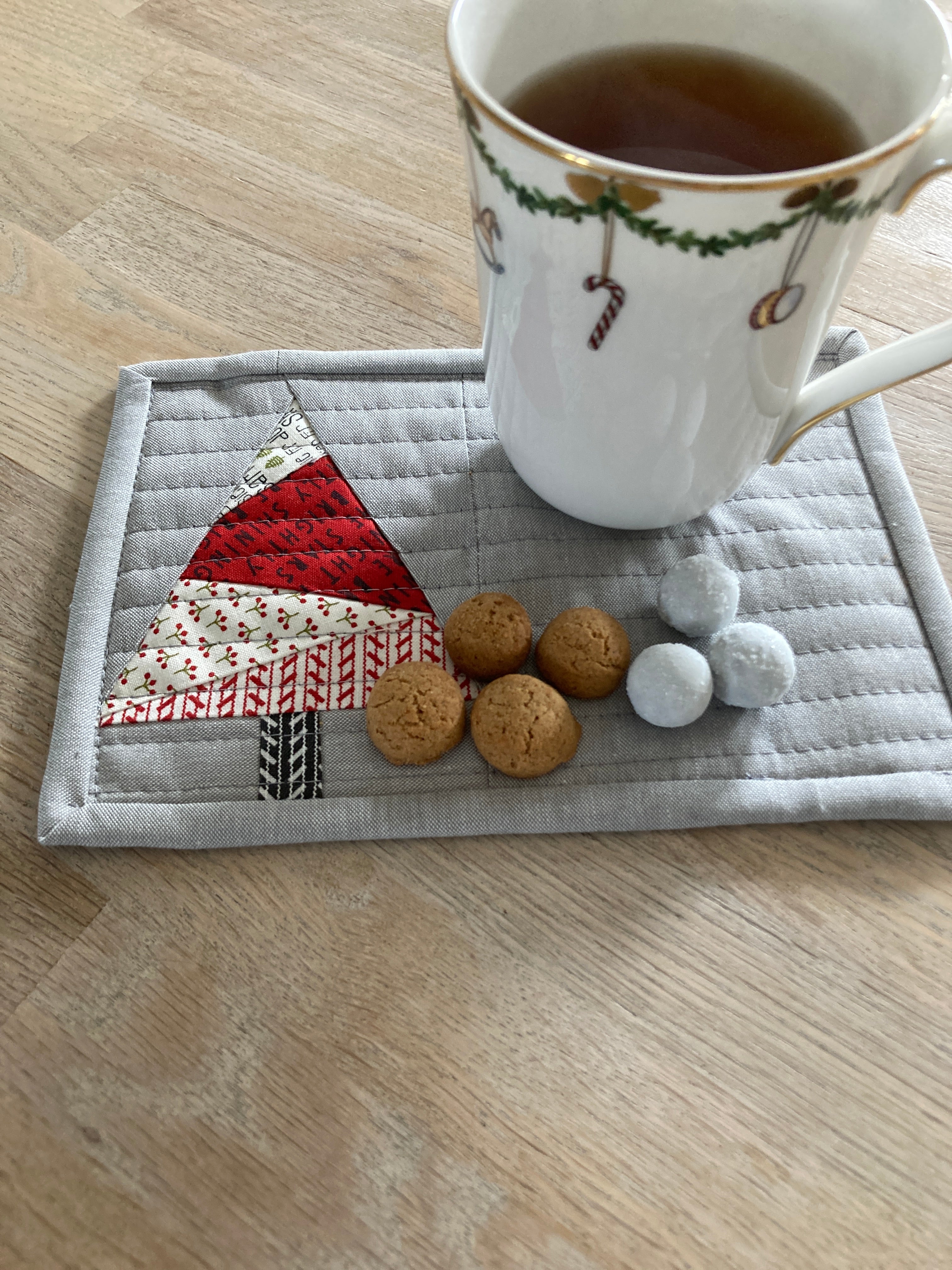 Mug rug med juletræ (PDF mønster) – Moderne Patchwork